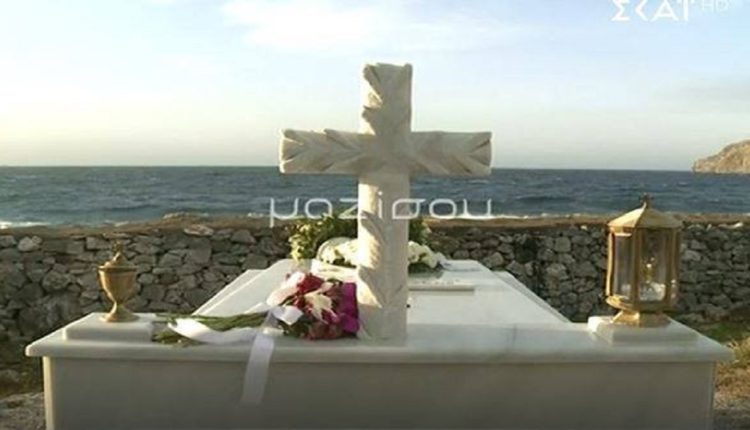 Θέμος Αναστασιάδης: Ο Μαγευτικός Τάφος Του Μπροστά Στην Θάλασσα!