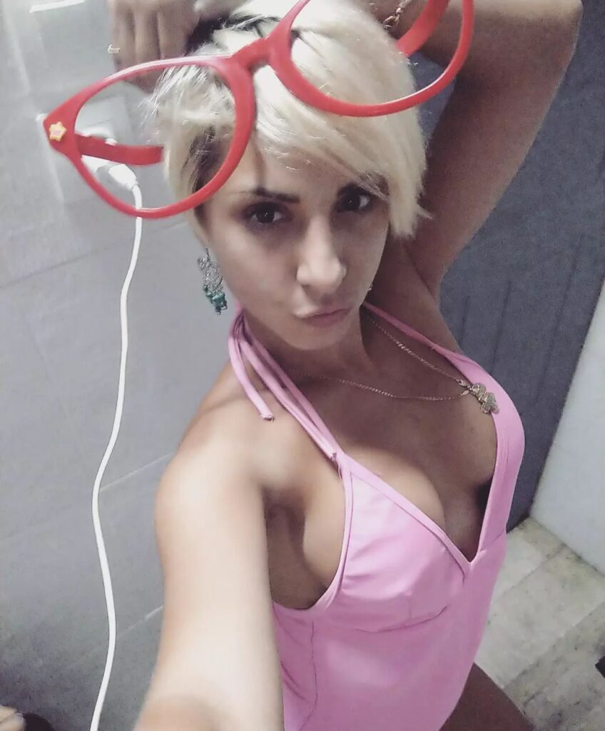 Τη θΥΜΑΣΑΙ; Αφροδίτη Αδάμη: Η παιδίατρος που έπαιζε σε ταινίες ποpvo επέστρεψε στη ΔΡΑΣΗ και το ...