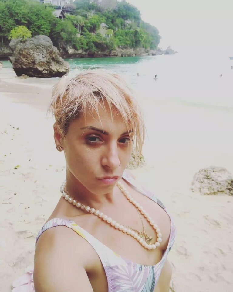 Τη θΥΜΑΣΑΙ; Αφροδίτη Αδάμη: Η παιδίατρος που έπαιζε σε ταινίες ποpvo επέστρεψε στη ΔΡΑΣΗ και το ...