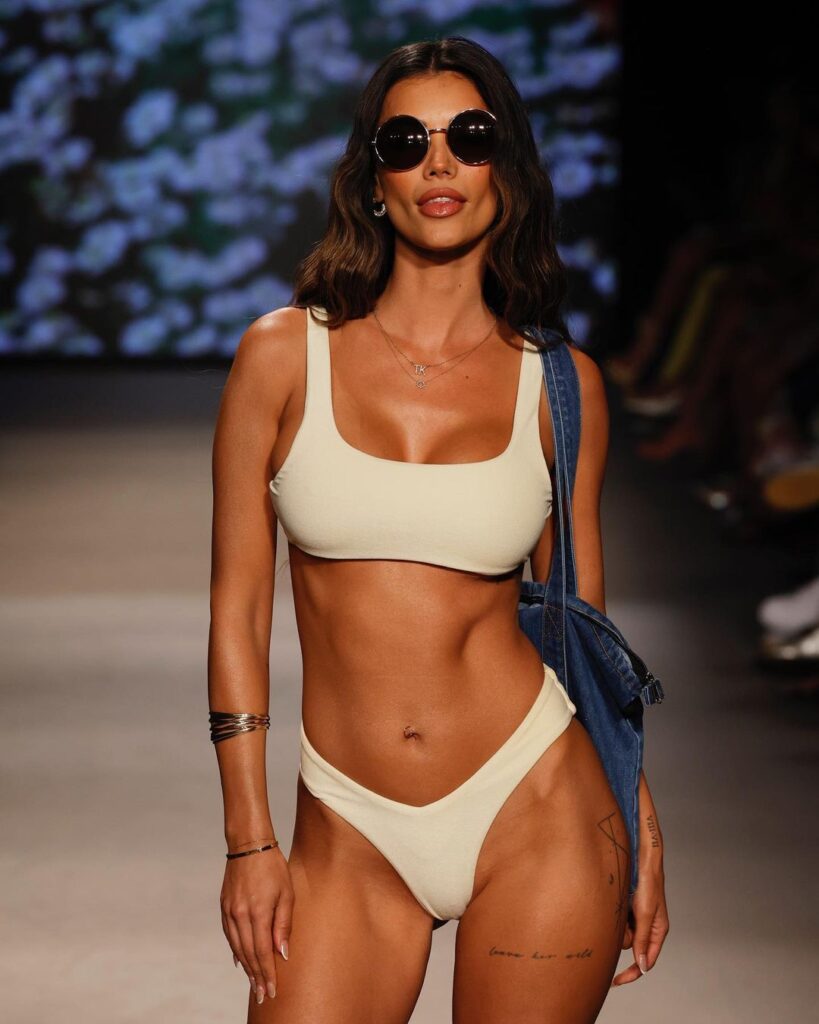 Ήρθε η ώρα για επιβράβευση: Η Τίφανι Κέλερ με ΑΝΥΠΑΡΚΤΟ μαγιό σε selfie φωτογραφία και viral ...