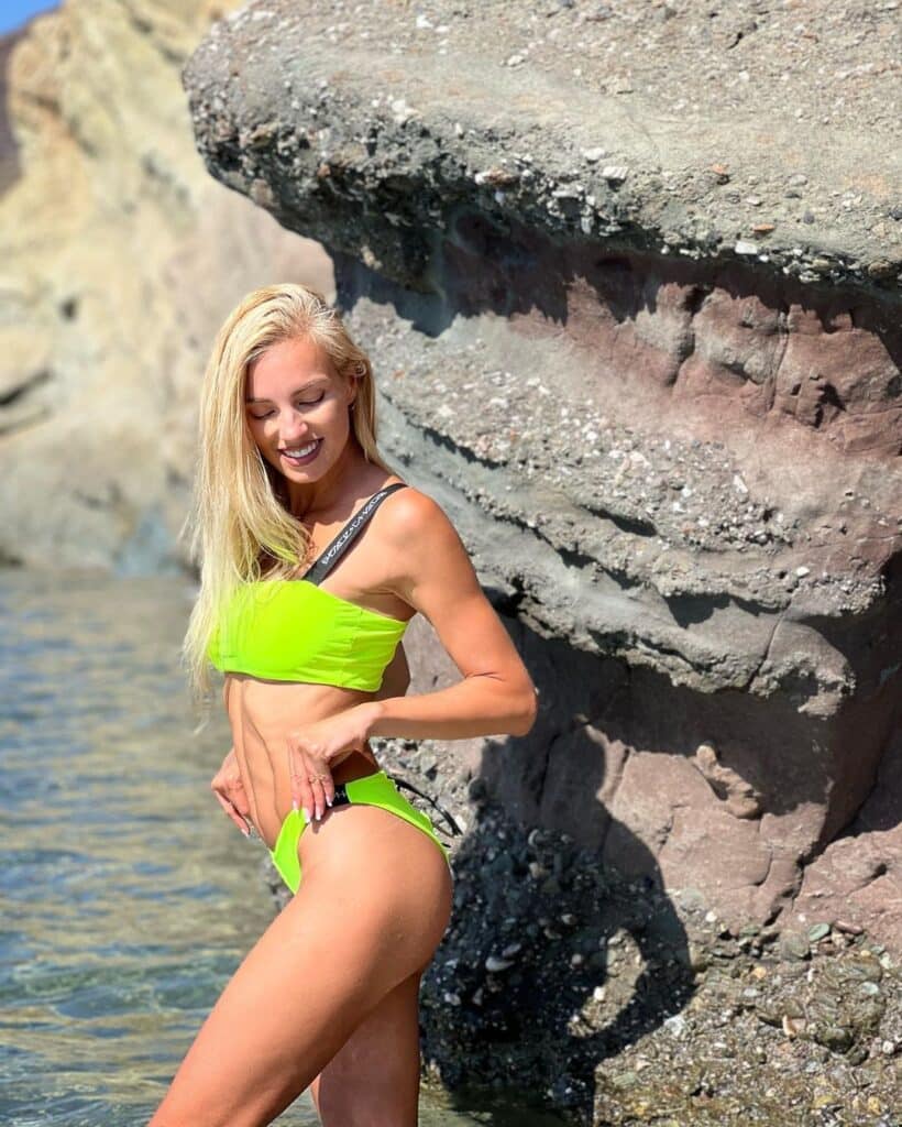 Τζούλια Νόβα: Έγκυος Ξανά; Η φωτογραφία που προκαλεί ερωτηματικά - Με μαγιό δειχνει τον αριθμό 2 ...