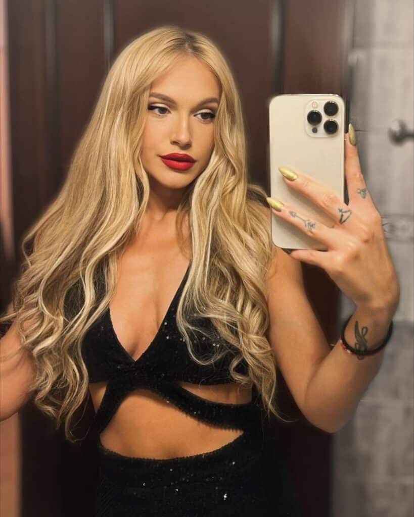 Τάνια Μπρεάζου: Ντουέτο με τον εαυτό της στην πισίνα με λευκό μαγιό και selfie γιατί πέρασε καλά ...