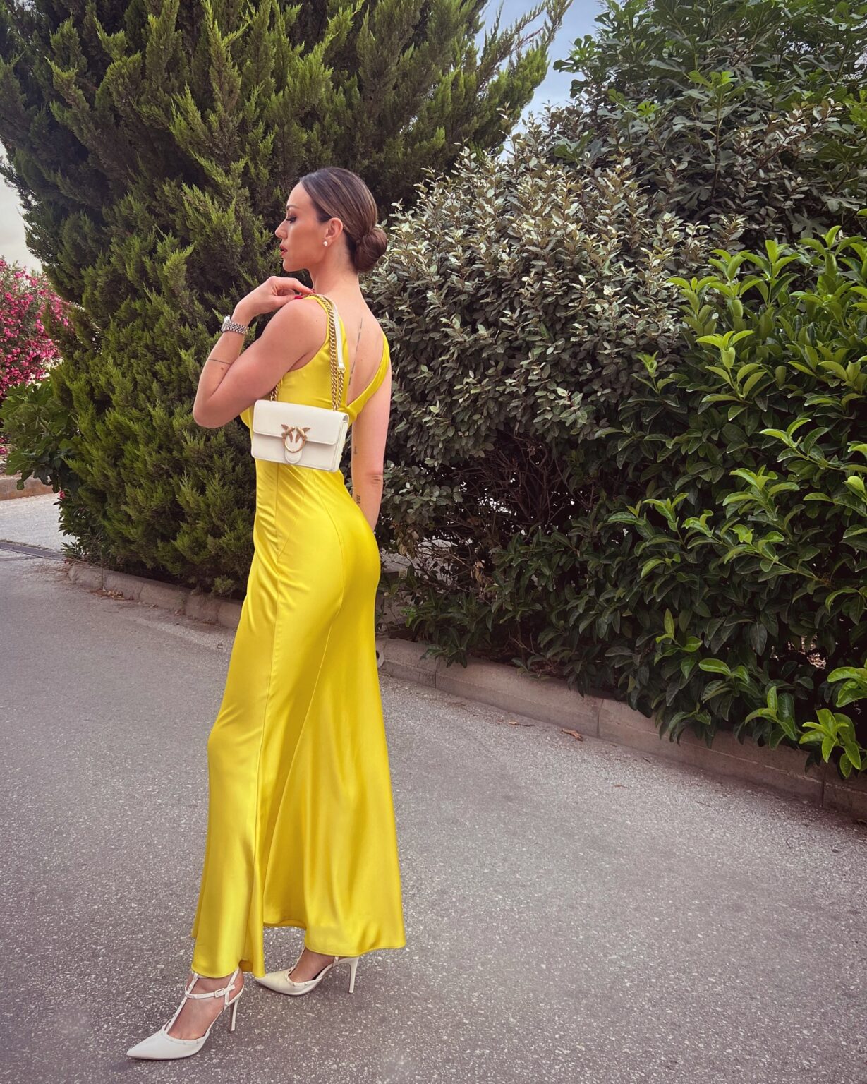 Δώρα Παντέλη: Οι σπάνιες φωτογραφίες με κίτρινο φόρεμα - Koolnews